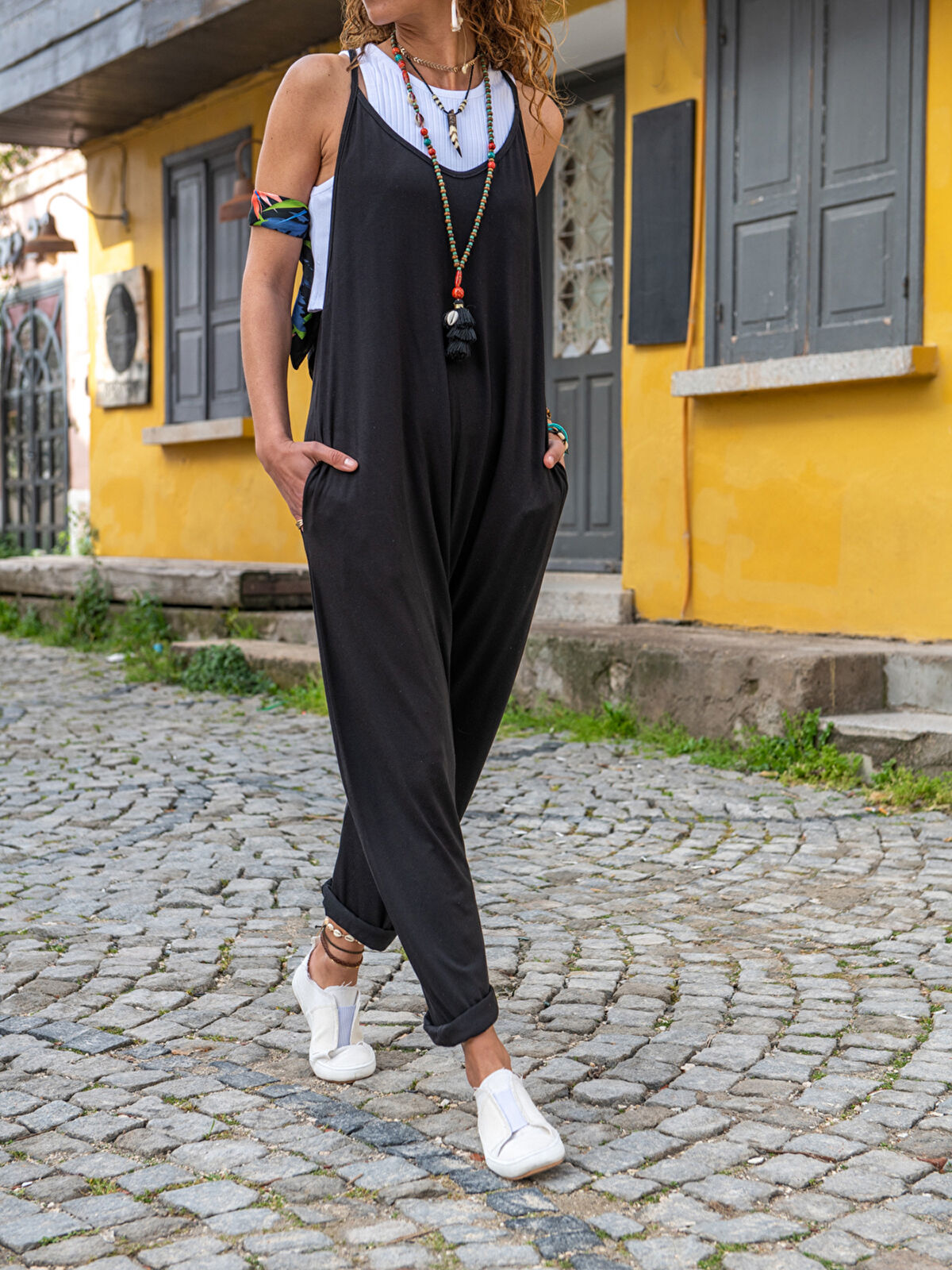 Güneşkızı V Yaka Düz Askılı Salaş Kadın Şalvar Tulum Güneşkızı V Yaka Düz Askılı Salaş Kadın Şalvar Tulum