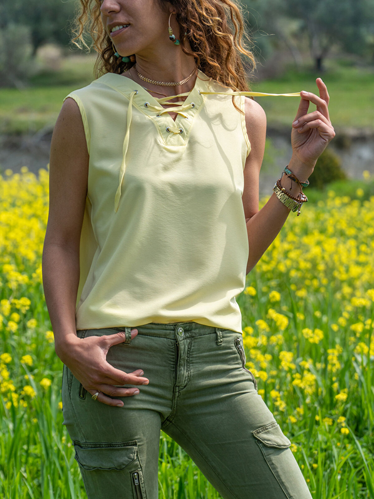 Güneşkızı Bağlamalı Yaka Düz Kolsuz Krep Kadın Bluz