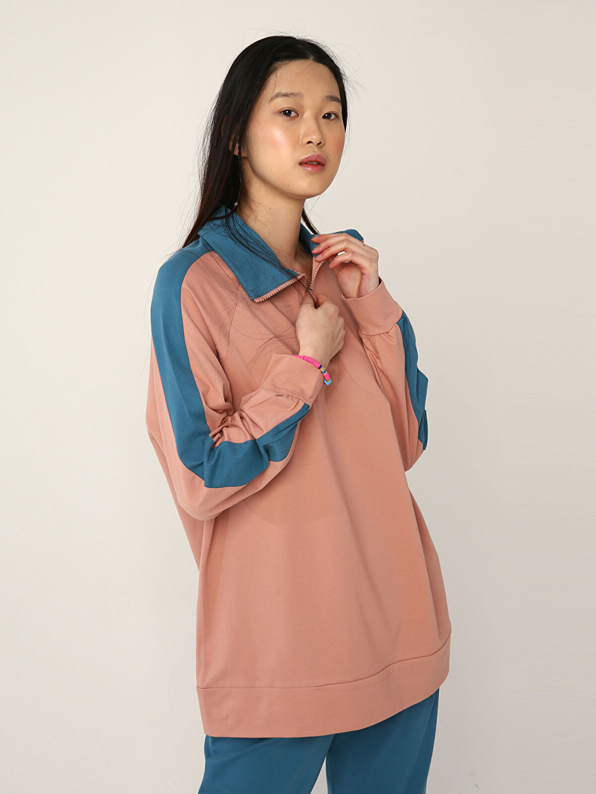 Allday Polo Yaka Renk Bloklu Uzun Kollu Pamuklu Kadın Sweatshirt ve Eşofman Altı Takım Allday Polo Yaka Renk Bloklu Uzun Kollu Pamuklu Kadın Sweatshirt ve Eşofman Altı Takım