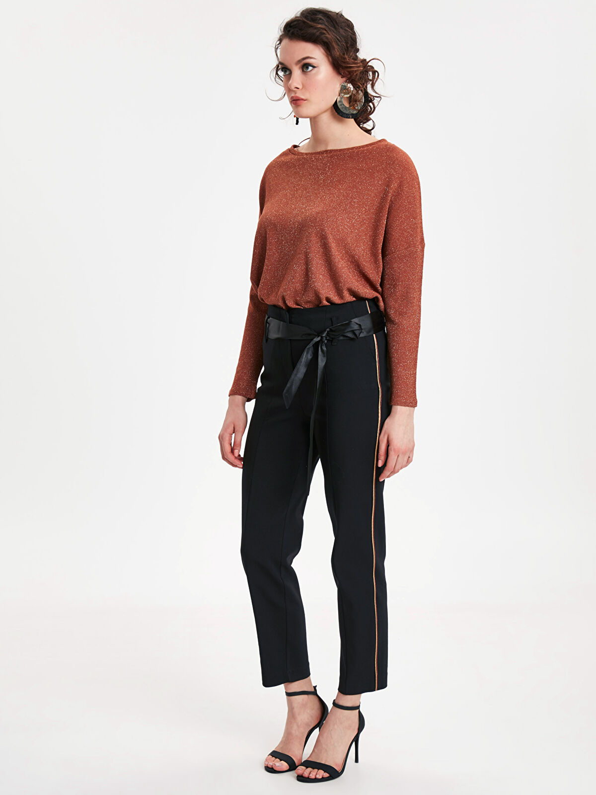 Şerit Detaylı Kuşaklı Bilek Boy Kumaş Pantolon Şerit Detaylı Kuşaklı Bilek Boy Kumaş Pantolon