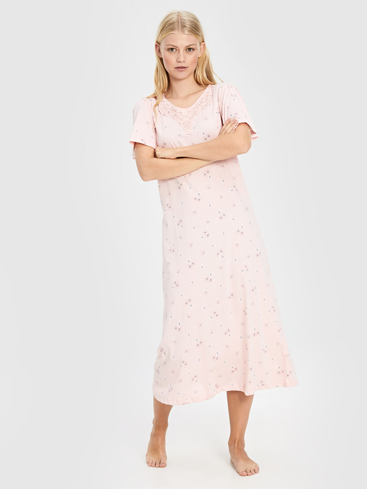 Yakası Dantelli Desenli Pamuklu Gecelik