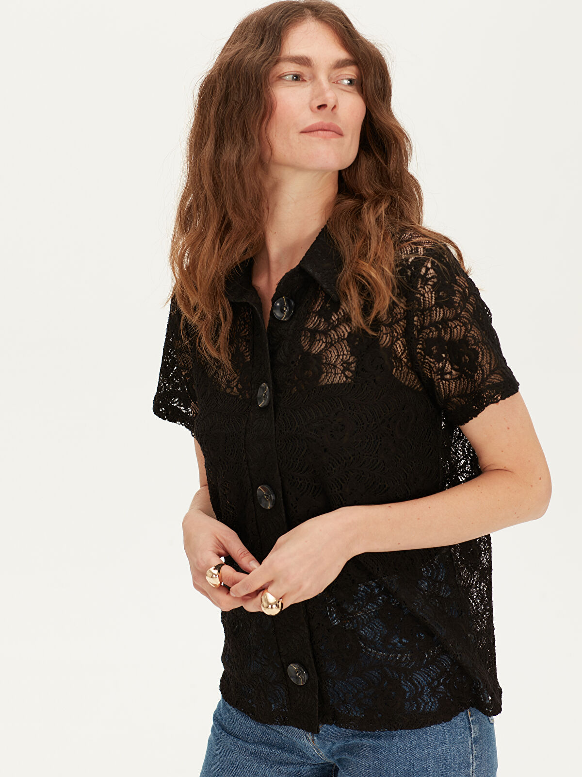 Düğme Kapamalı Desenli Kısa Kollu Dantel Kadın Gömlek Düğme Kapamalı Desenli Kısa Kollu Dantel Kadın Gömlek