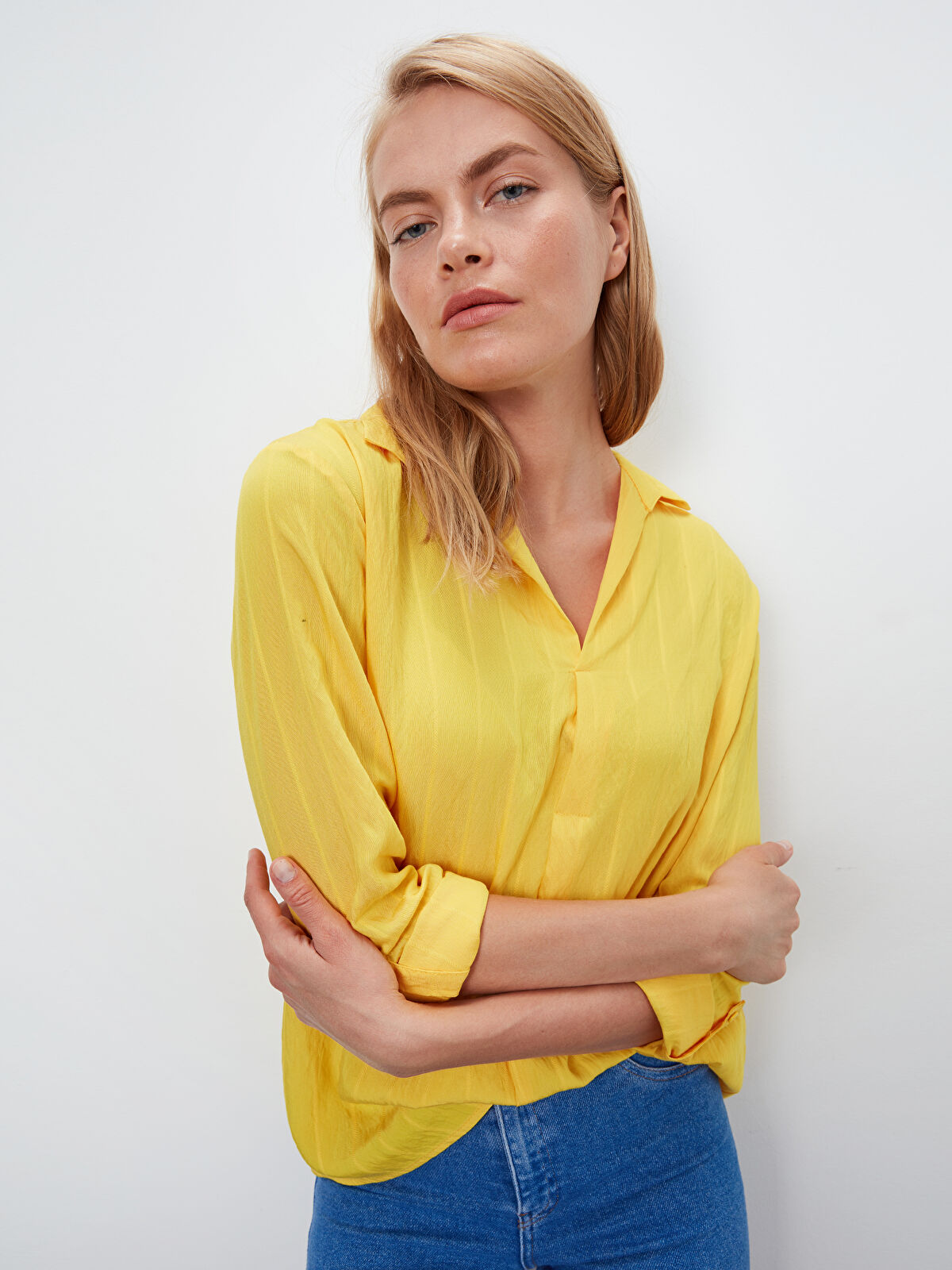 Dokulu Kumaştan Uzun Kollu Kadın Viskon Bluz