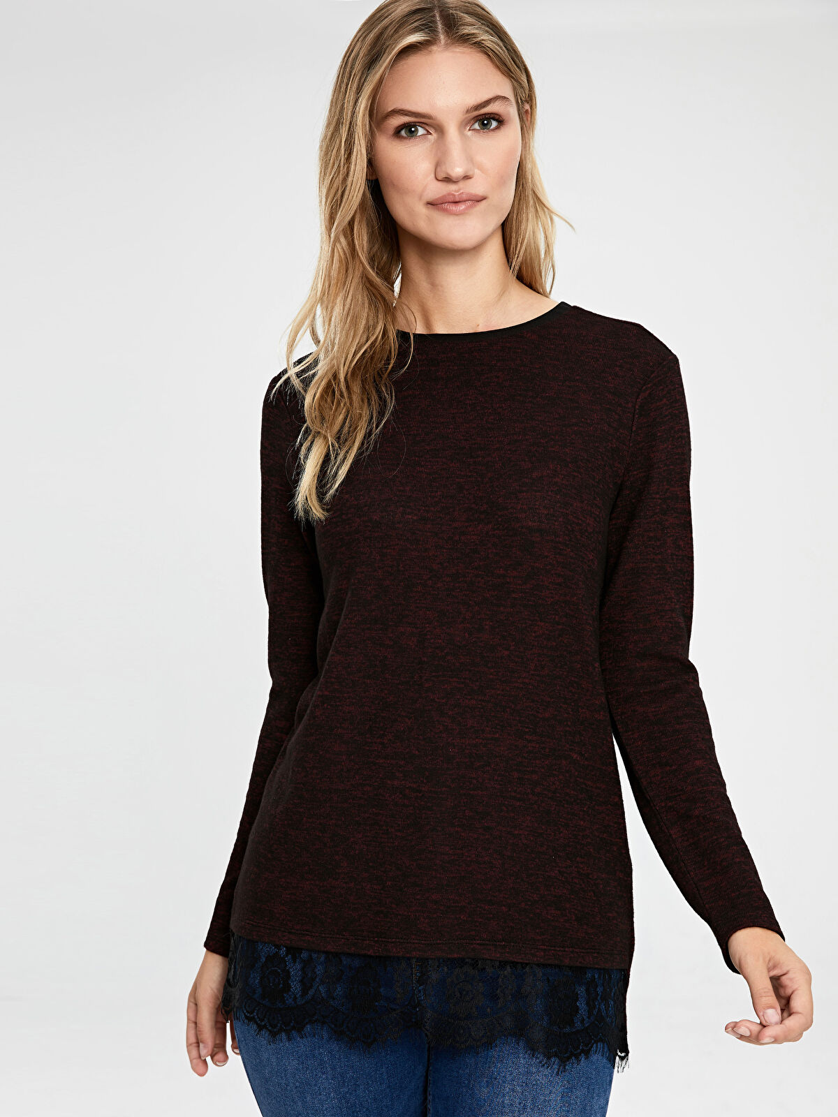 Kendinden Desenli Dantel Detaylı Tişört Kendinden Desenli Dantel Detaylı Tişört