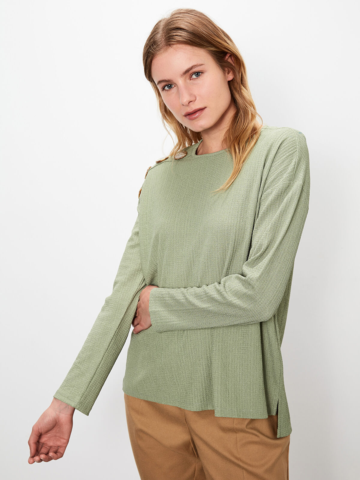 Omuzu Düğme Detaylı Dokulu Kumaştan Tişört