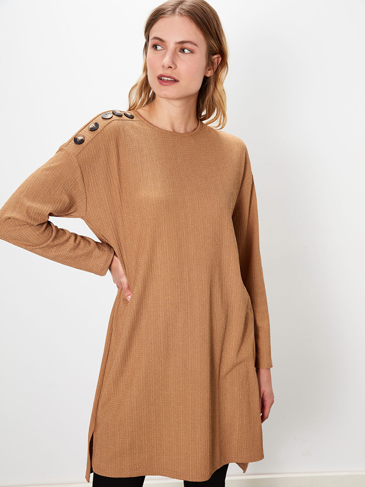 Omuzu Düğme Detaylı Dokulu Kumaştan Tunik