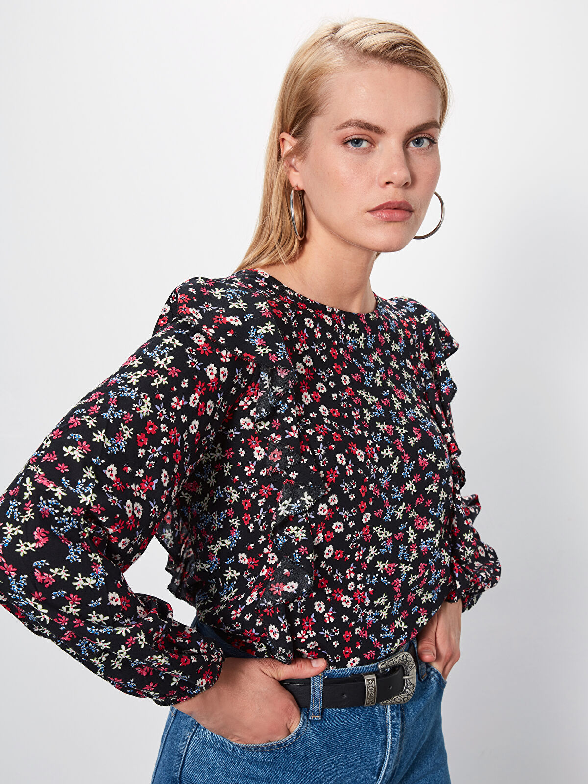Çiçek Desenli Fırfırlı Viskon Bluz