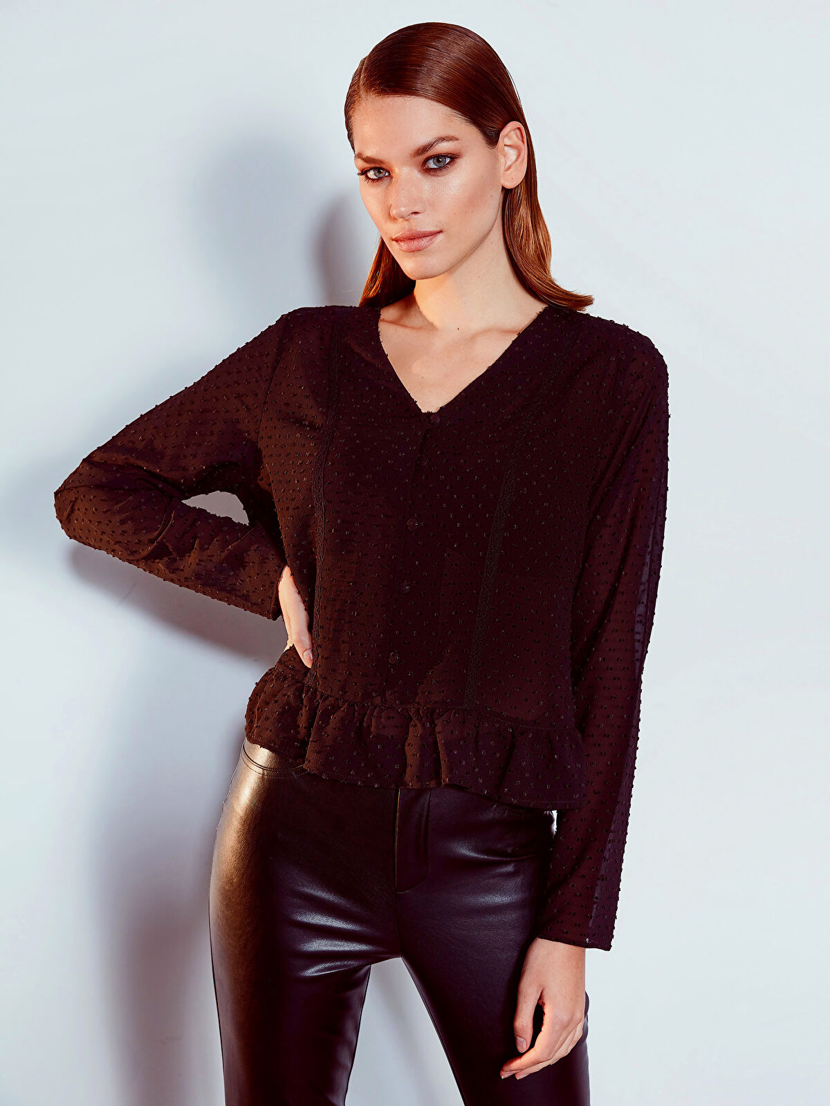 Dokulu Kumaştan Fırfır Detaylı Bluz