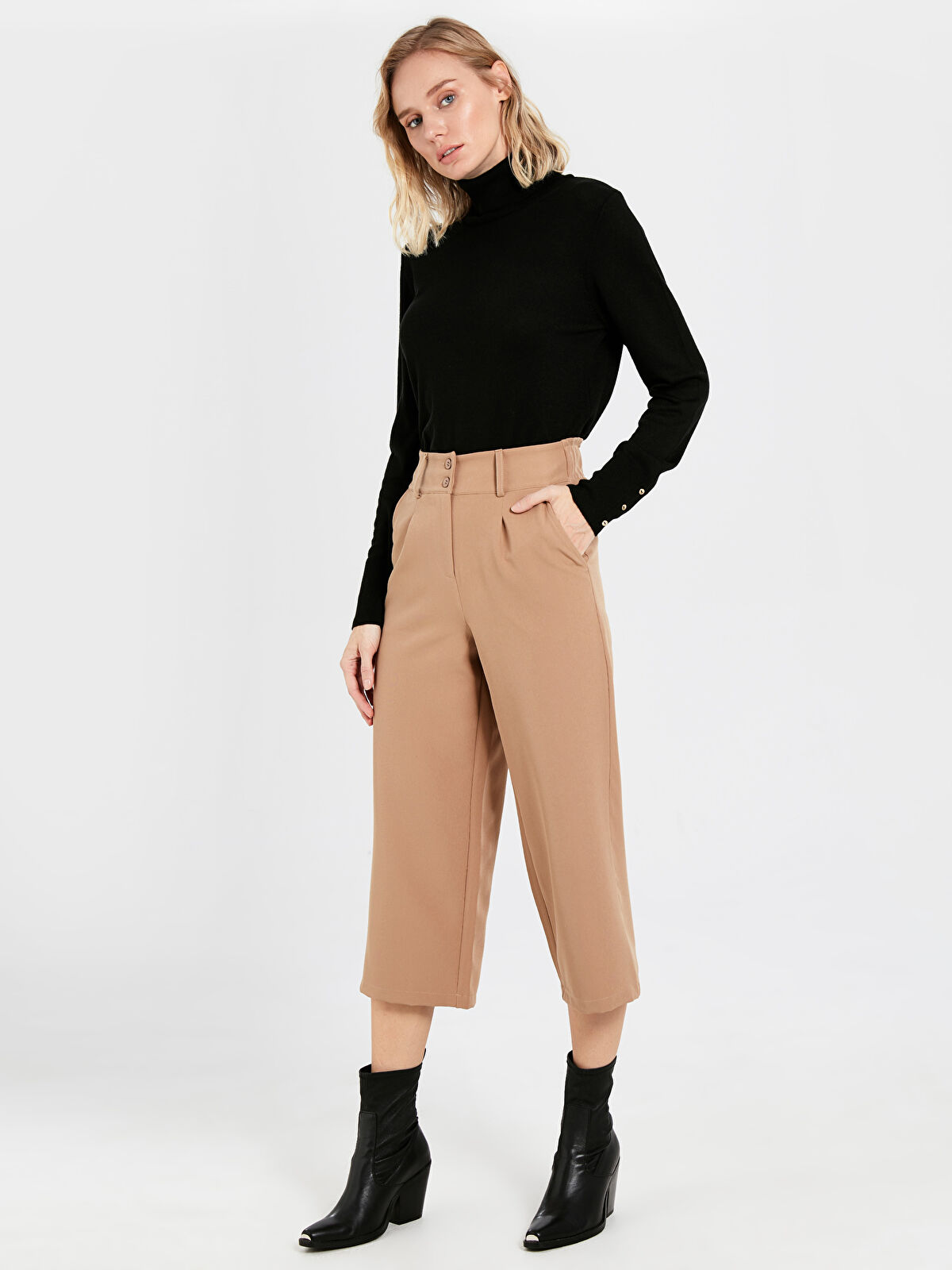 Kısa Paça Kumaş Pantolon