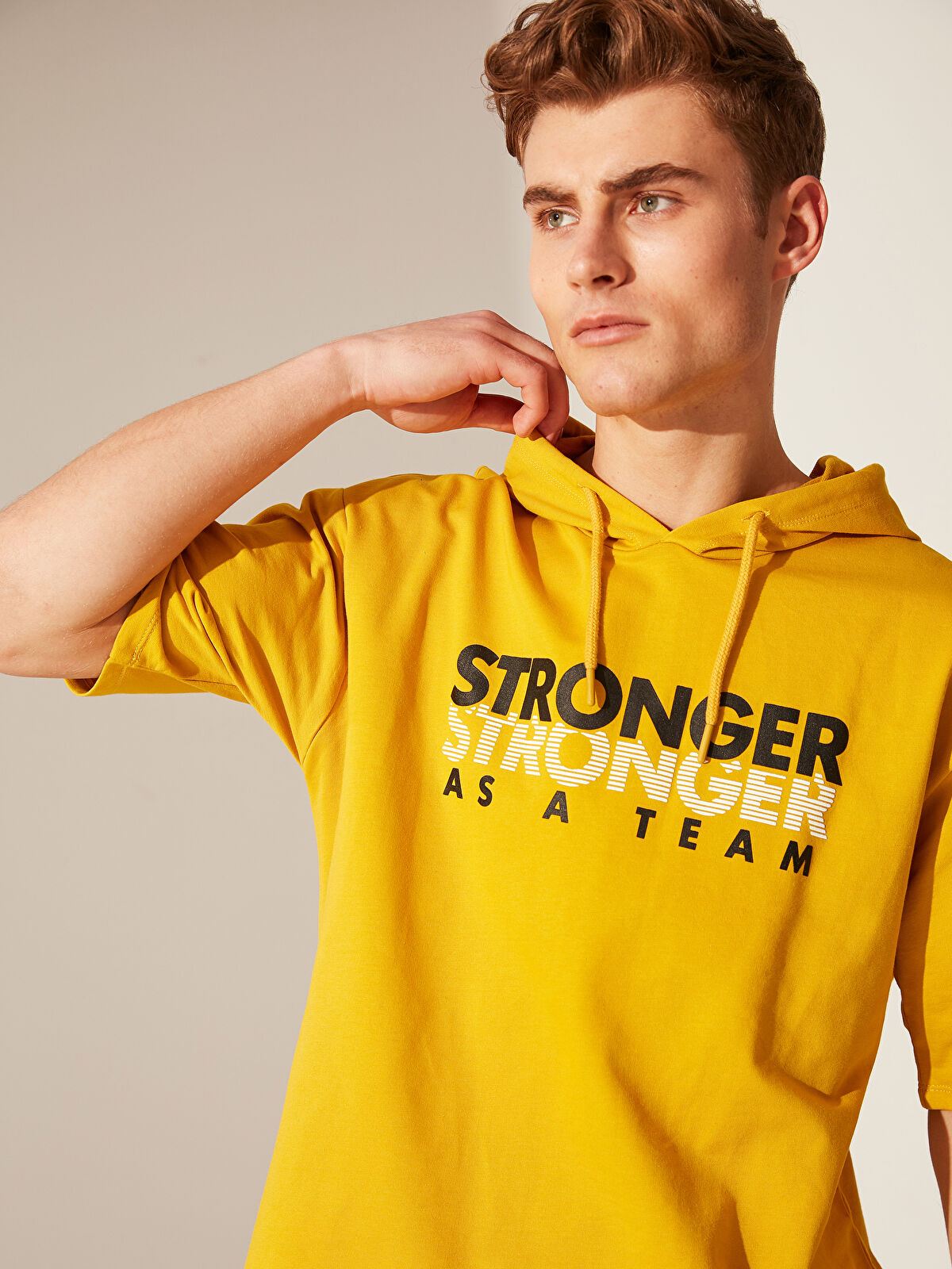Kapüşonlu Baskılı Kısa Kollu Sweatshirt Baba Oğul Kombini Kapüşonlu Baskılı Kısa Kollu Sweatshirt Baba Oğul Kombini