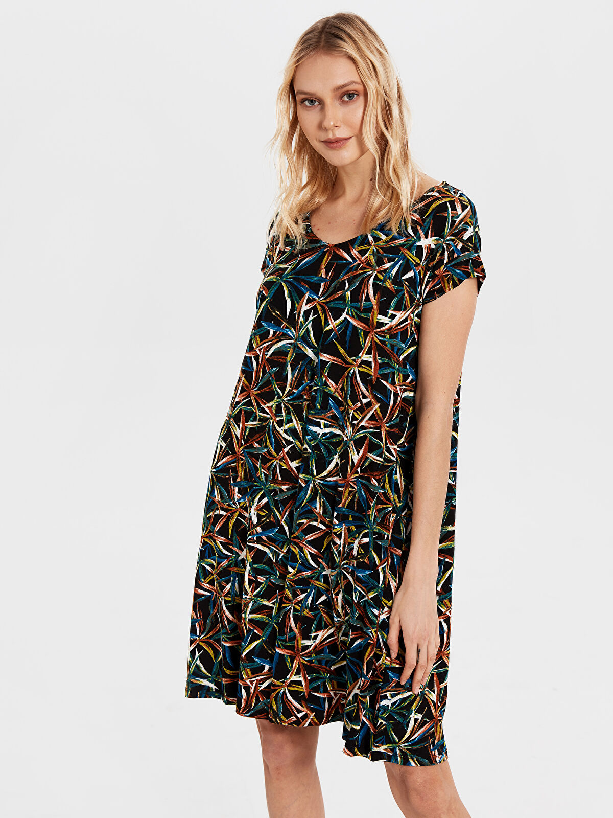 Desenli Salaş Kısa Kollu Kadın Viskon Elbise