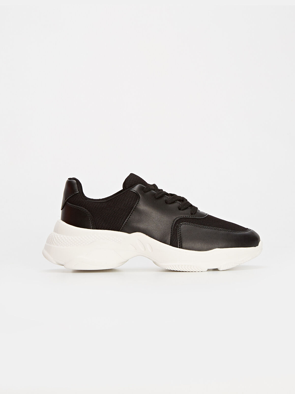 Kalın Tabanlı File Detaylı Kadın Spor Ayakkabı Kalın Tabanlı File Detaylı Kadın Spor Ayakkabı