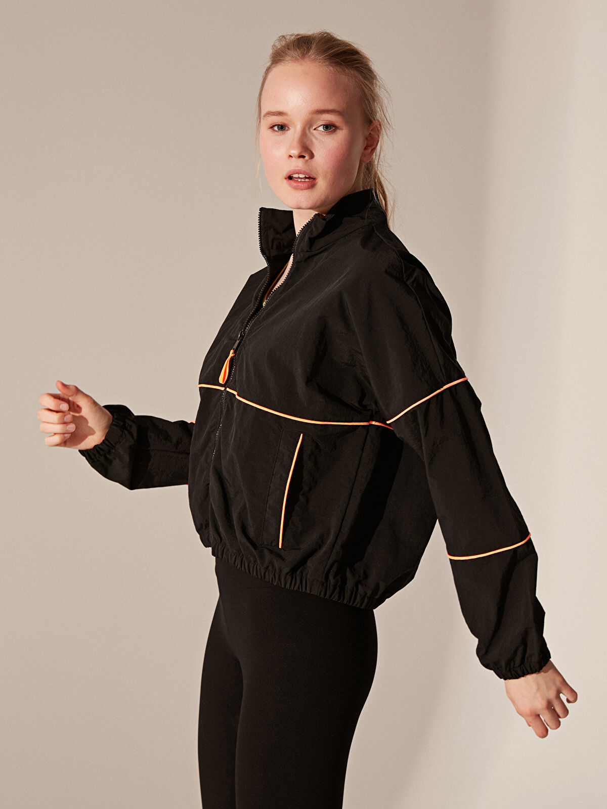 Çanta Olabilen Dik Yaka İnce Yağmurluk Çanta Olabilen Dik Yaka İnce Yağmurluk