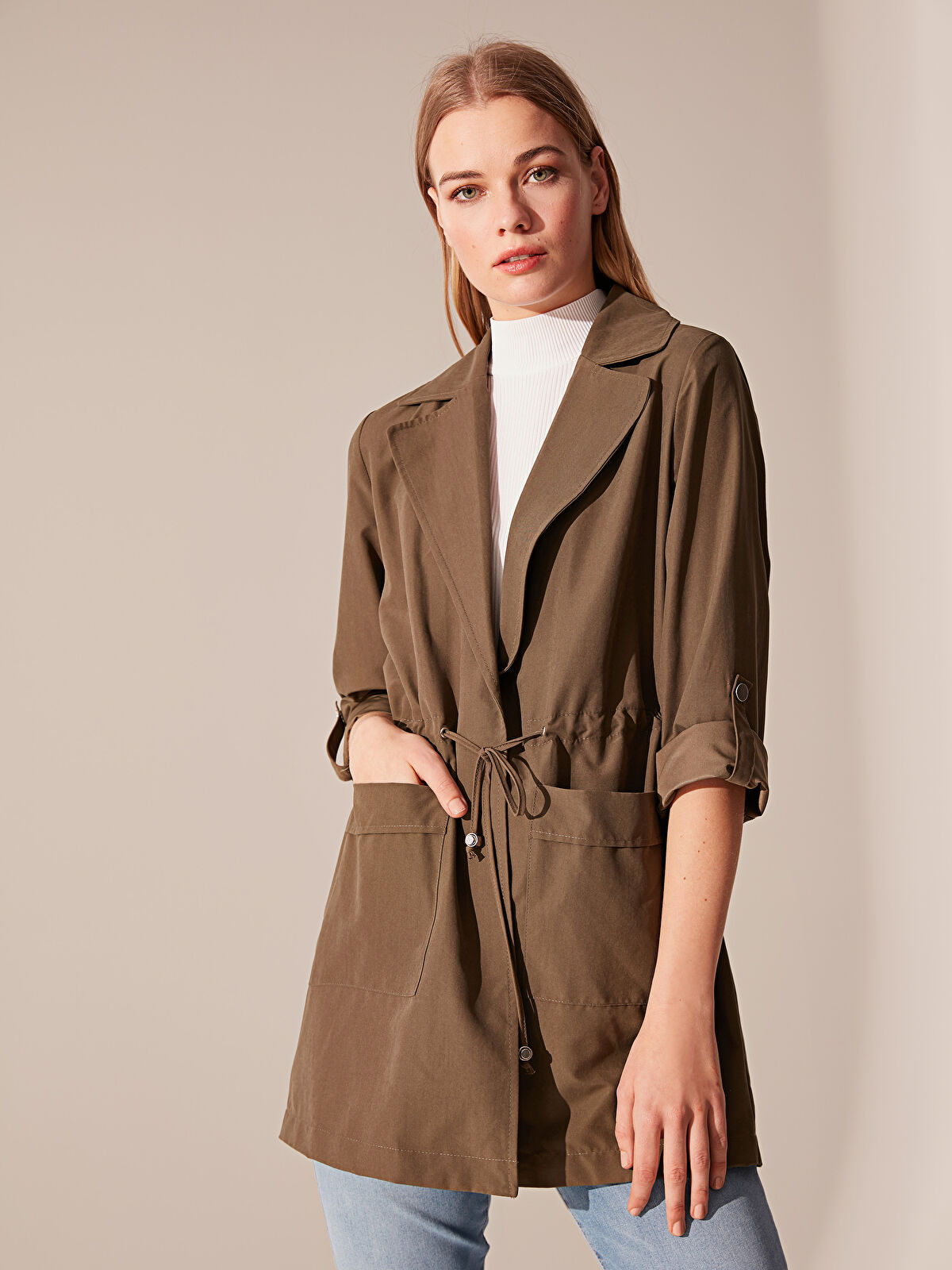 Beli Büzgülü Uzun Kollu Kadın Trençkot Beli Büzgülü Uzun Kollu Kadın Trençkot