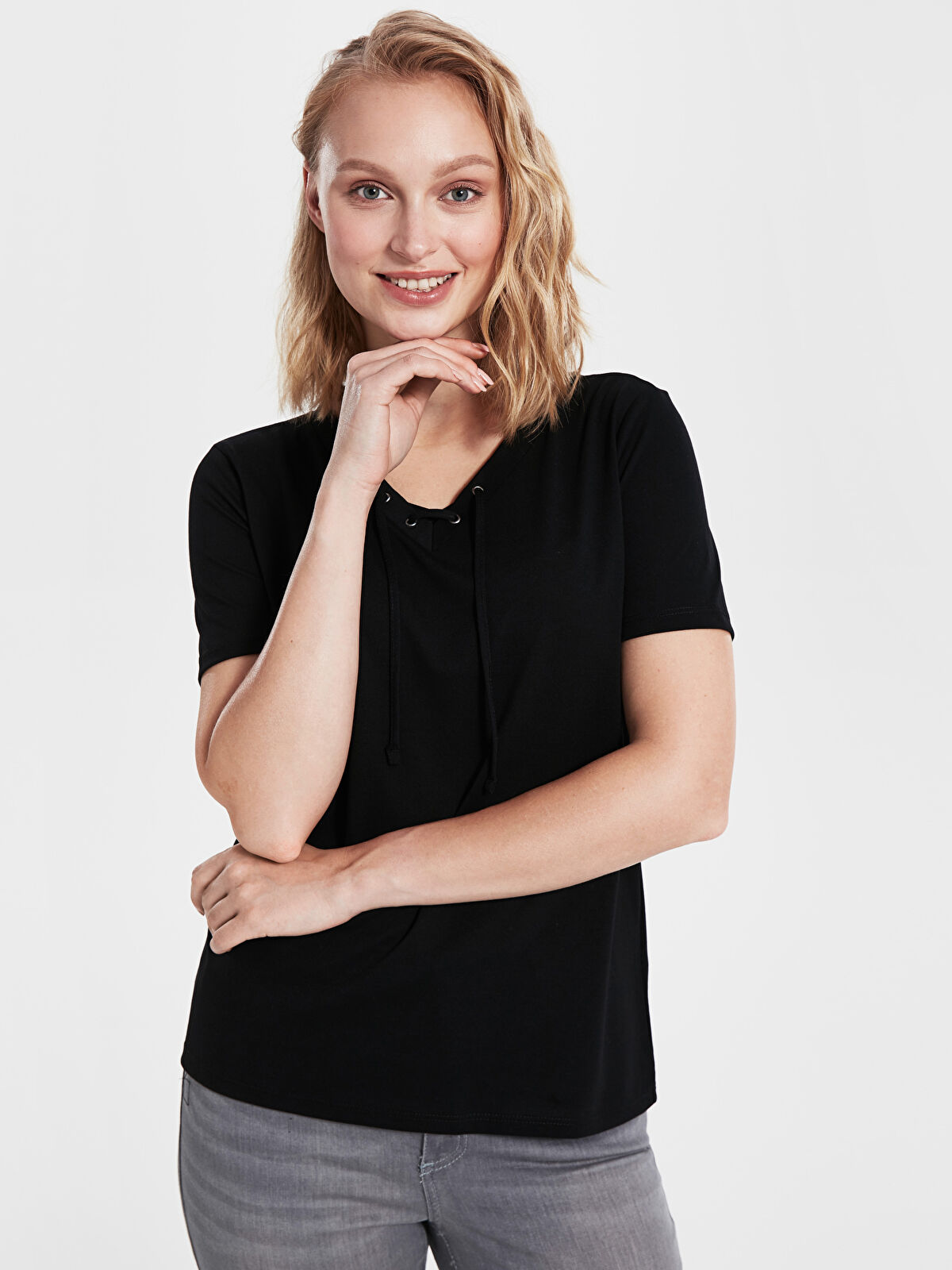 Yakası Kuş Gözü Detaylı Tişört