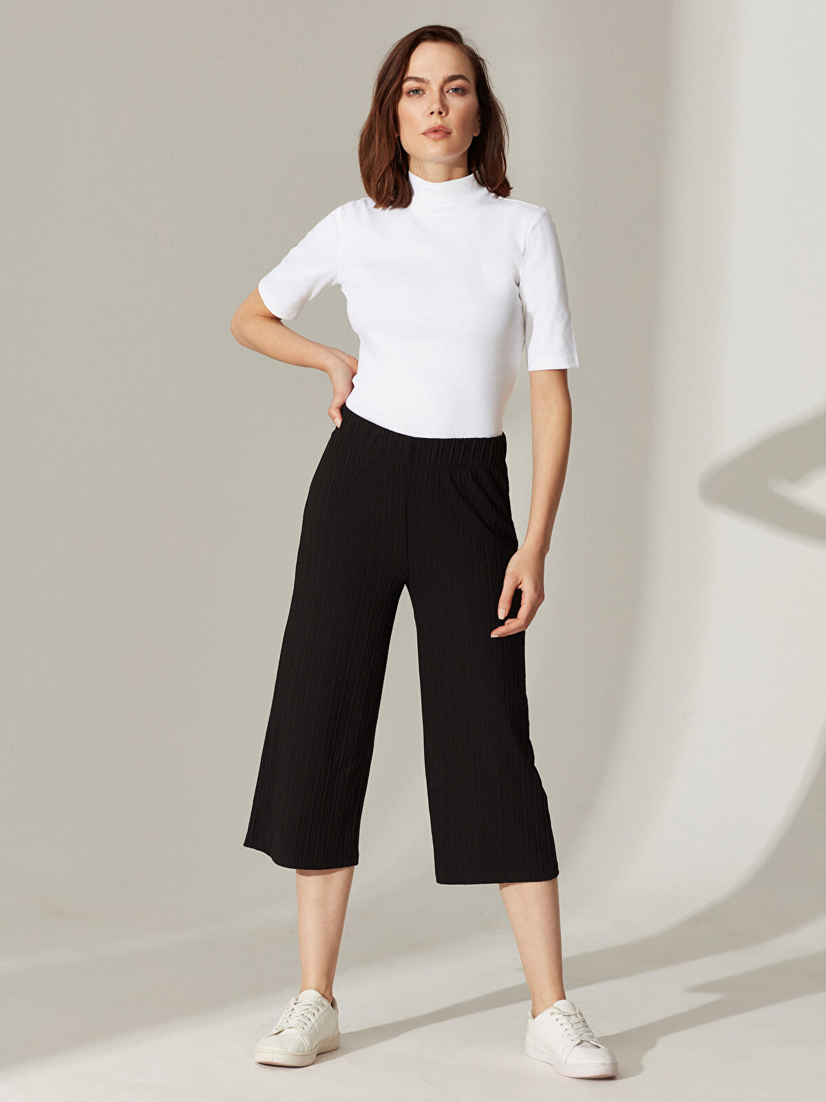 Dokulu Kumaştan Esnek Kadın Capri