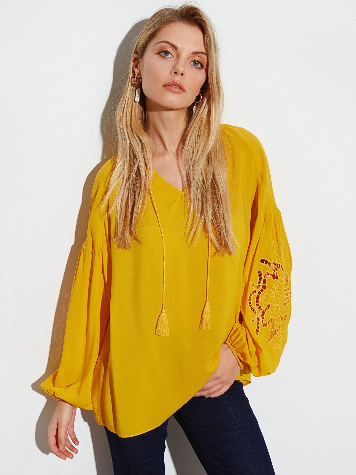 Yakası Bağlamalı Nakış Detaylı Balon Kollu Viskon Kadın Bluz