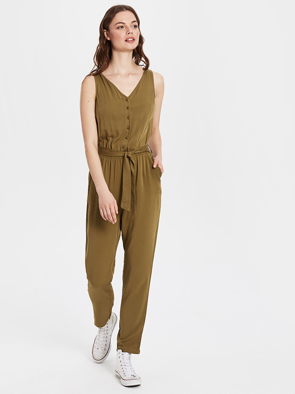 V Yaka Beli Bağlama Detaylı Düğmeli Viskon Kadın Tulum