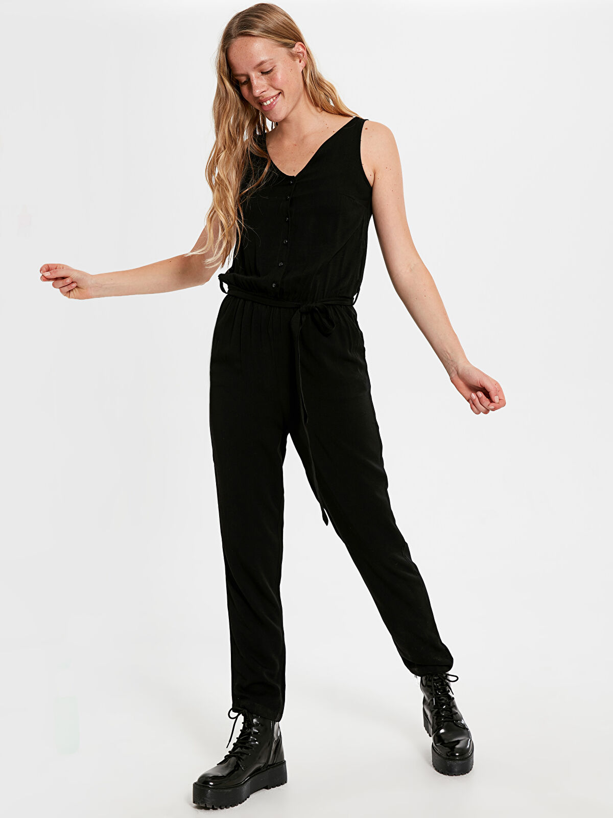 V Yaka Beli Bağlama Detaylı Düğmeli Viskon Kadın Tulum V Yaka Beli Bağlama Detaylı Düğmeli Viskon Kadın Tulum