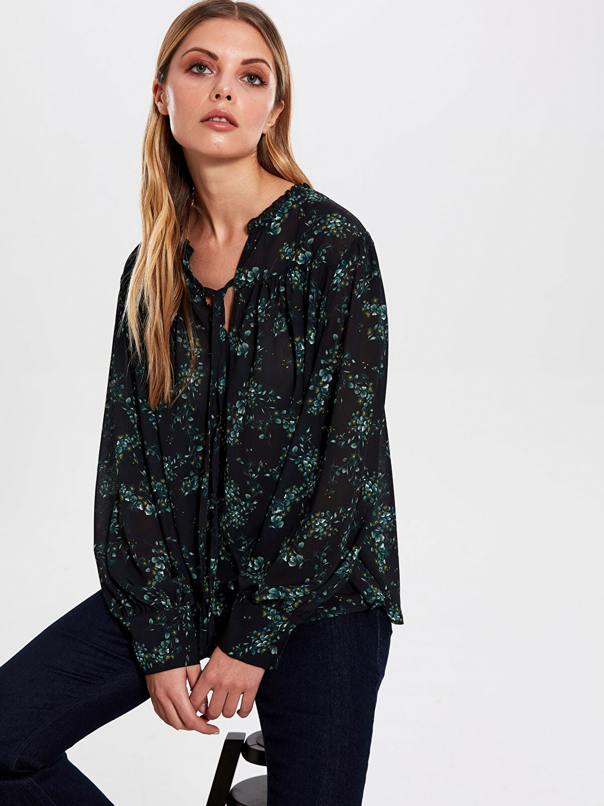 LCW VISION Hakim Yaka Standart Fit Uzun Kollu Krep Kadın Bluz