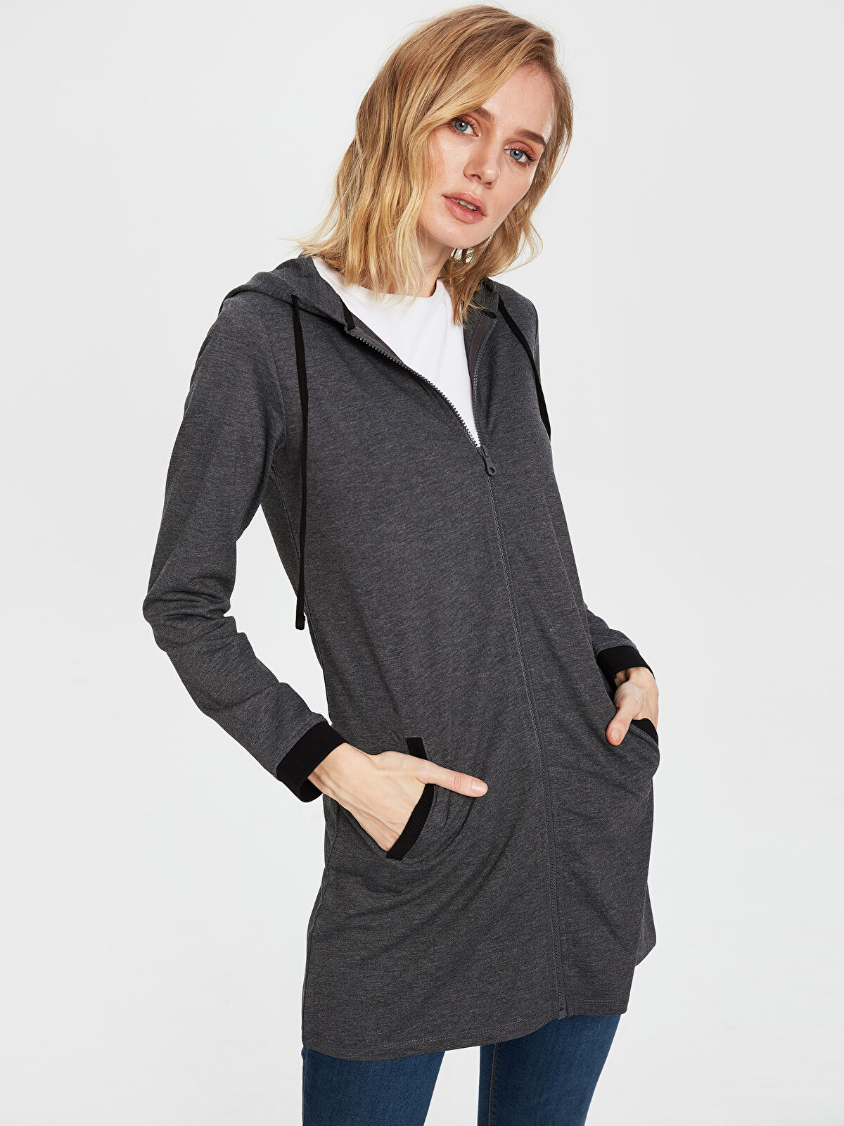 LCW BASIC Kapüşonlu Uzun Kollu Sweatshirt Kumaşı Kadın Spor Hırka LCW BASIC Kapüşonlu Uzun Kollu Sweatshirt Kumaşı Kadın Spor Hırka