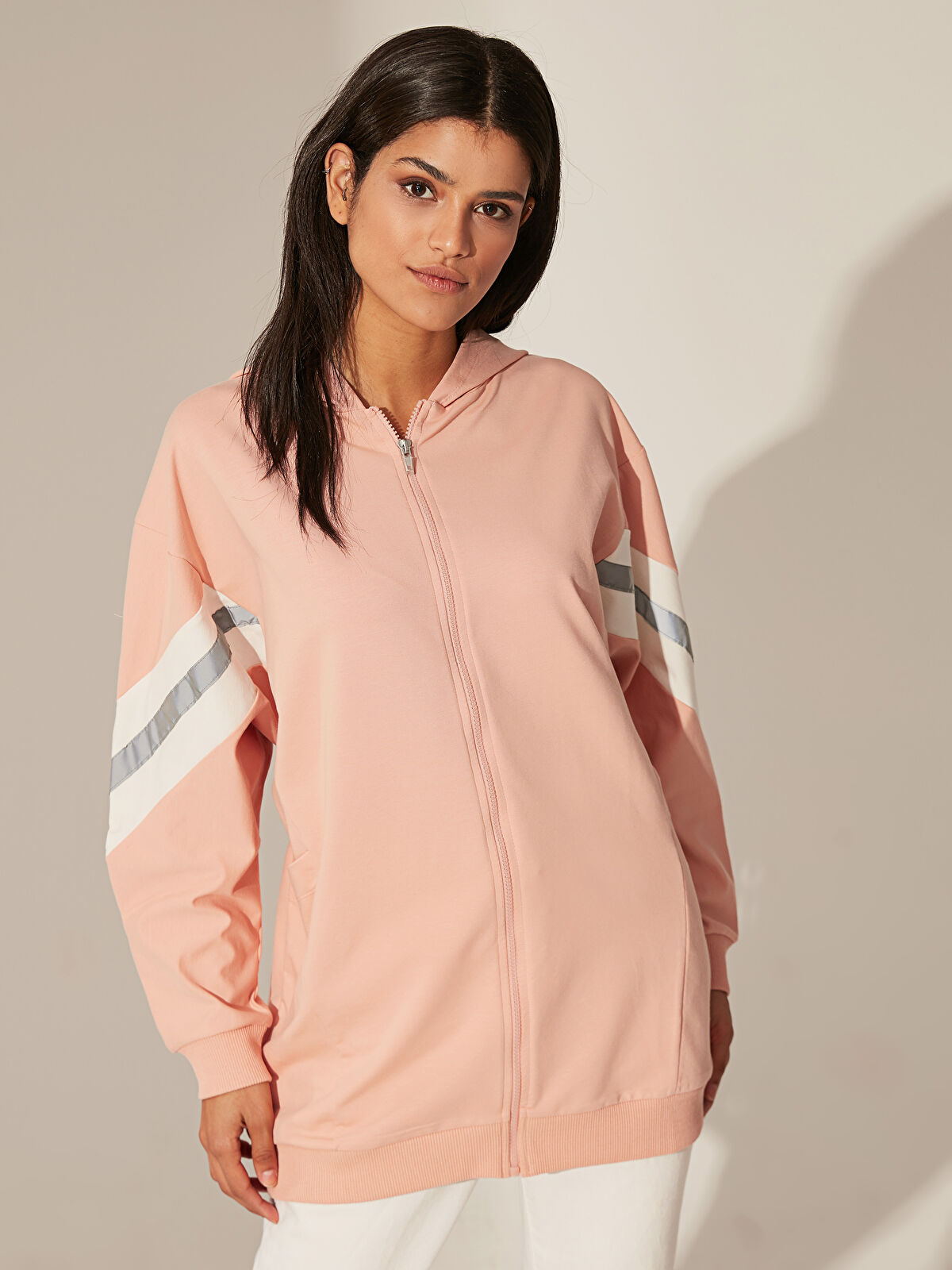 Kolları Şerit Detaylı Kapüşonlu Fermuarlı Sweatshirt Kolları Şerit Detaylı Kapüşonlu Fermuarlı Sweatshirt