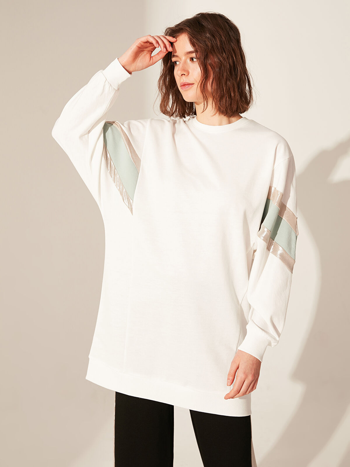 Kolları Şerit Detaylı Oversize Sweatshirt Kolları Şerit Detaylı Oversize Sweatshirt