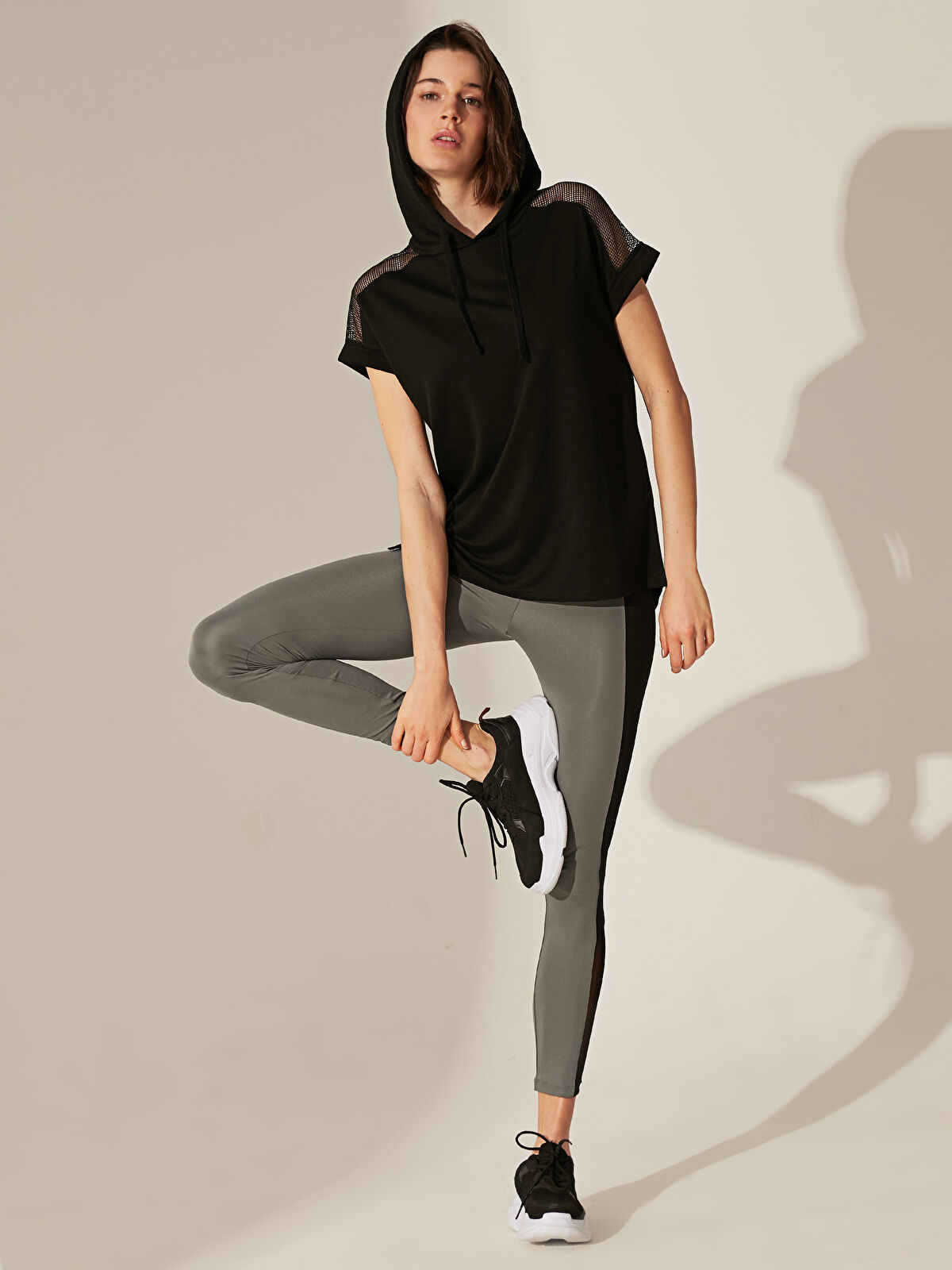 LCW ACTIVE Kapüşonlu Kısa Kollu Sweatshirt Kumaşı Kadın Tişört