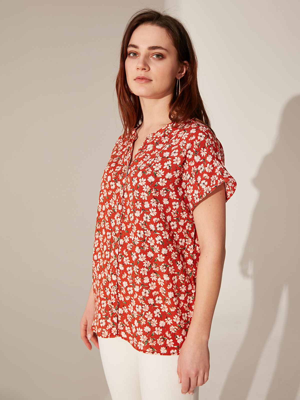 Çiçek Desenli Uzun Kollu Kadın Viskon Gömlek Çiçek Desenli Uzun Kollu Kadın Viskon Gömlek